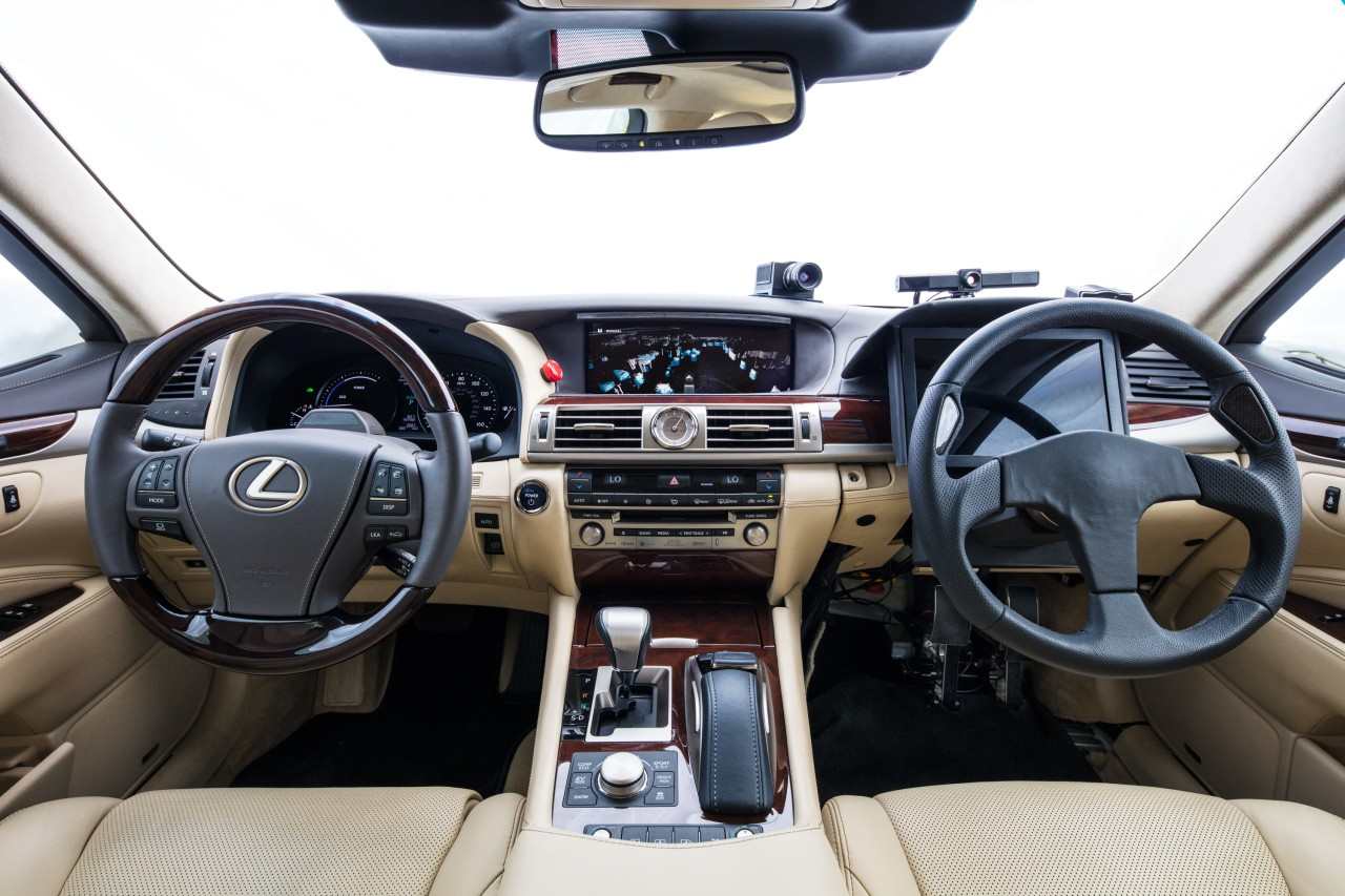 LS 600hL z dwoma kierownicami, czyli Lexus testuje nowe technologie